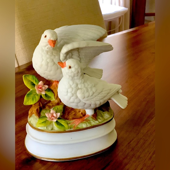 Towle | Other | Vintage Tolle White Doves Porcelain Music Box Theme ...